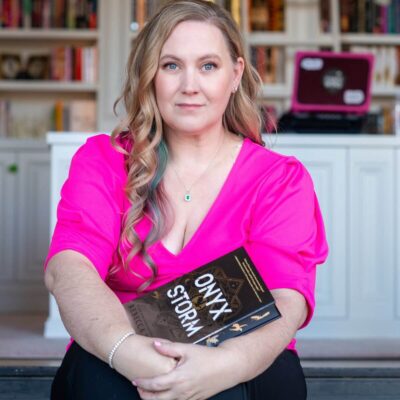 Rebecca Yarros Dishes on Onyx Storm, Her Life and the Fourth Wing ...